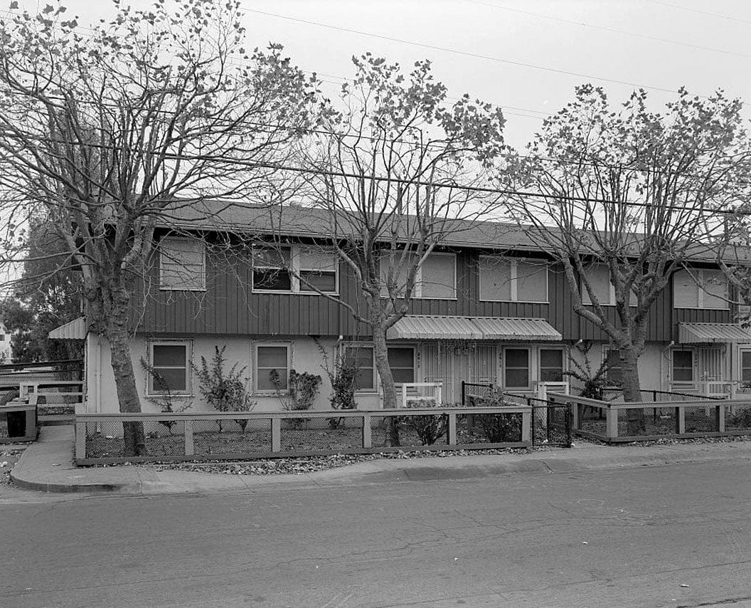 Historic Photo : Easter Hill Village, Building No. 9, South side of Hi ...