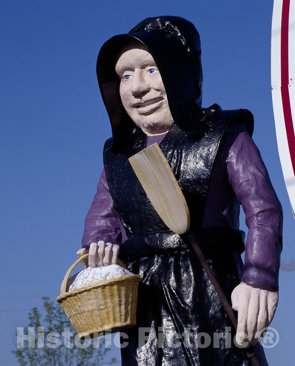 Photo - Giant Amish Woman Statue at The Pennsylvania Dutch Visitors Bu ...