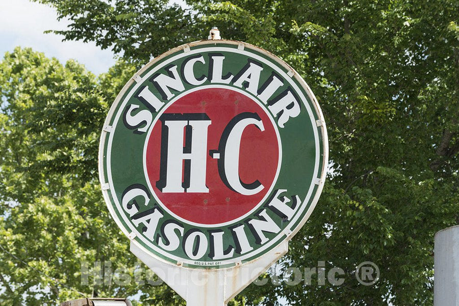 Texas Photo - Vintage Sinclair gas station sign along a road in East T ...