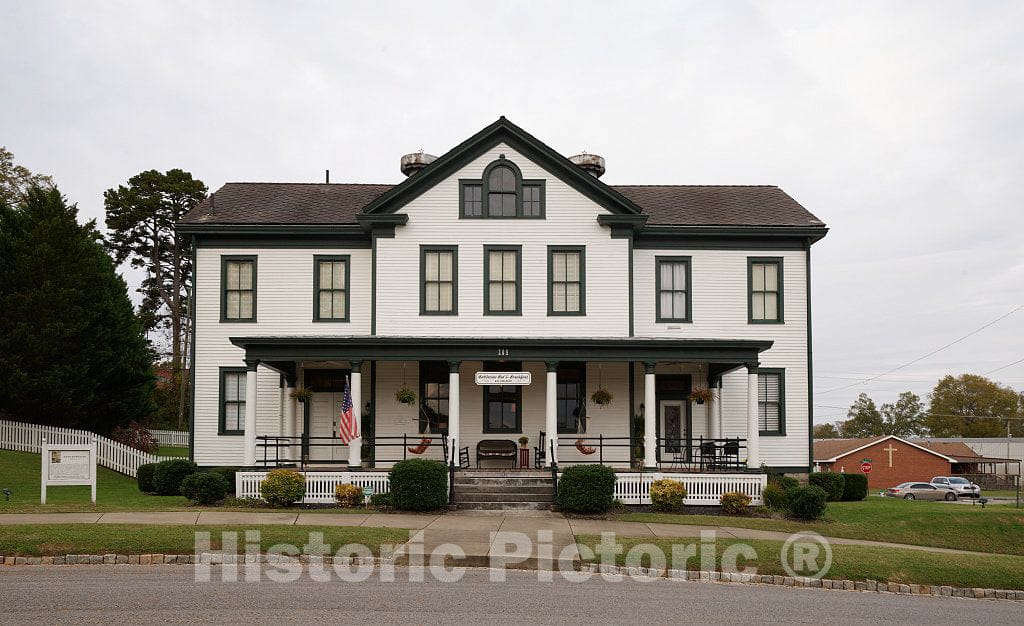Photo - The onetime Band Barracks at The Old U.S. Cavalry Post at Fort ...